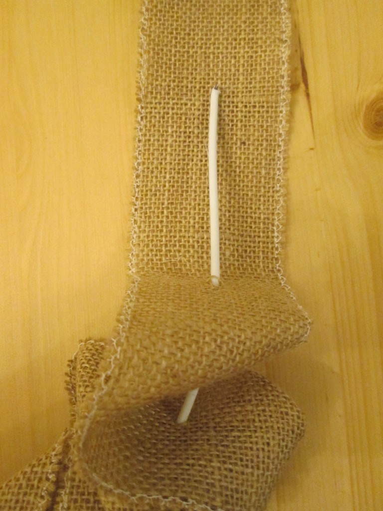 How to Make a Burlap Wreath - Tea and a Sewing Machine